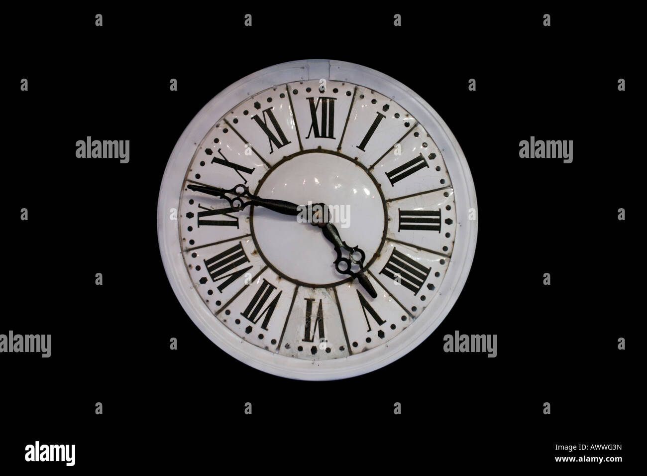 Un vieux mur de fer émaillé d'horloge (France). Cadran d'horloge ...