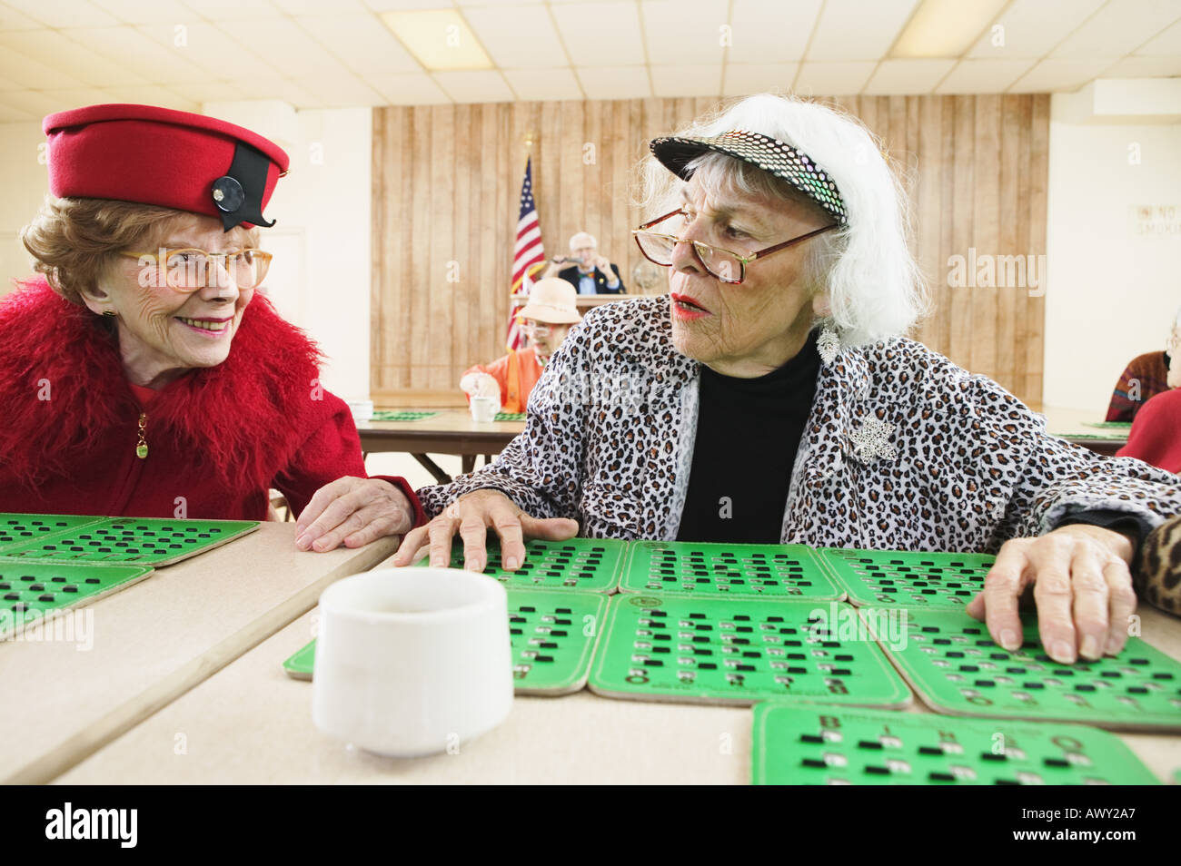 Femmes jouant au bingo Banque de photographies et d’images à haute ...