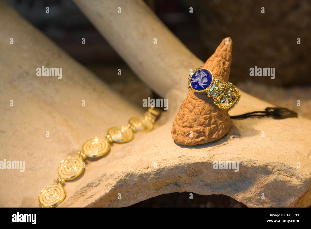 Reproduction et inspiré par les bijoux étrusques, Fabula Etrusca est ...