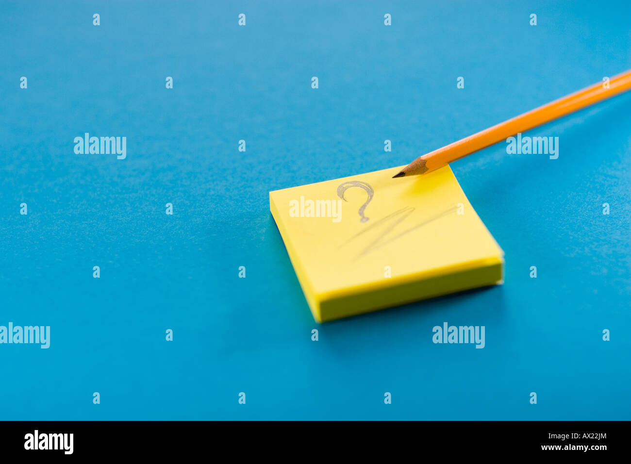 Crayon et post-it : symbole d'un manque d'idées Photo Stock - Alamy