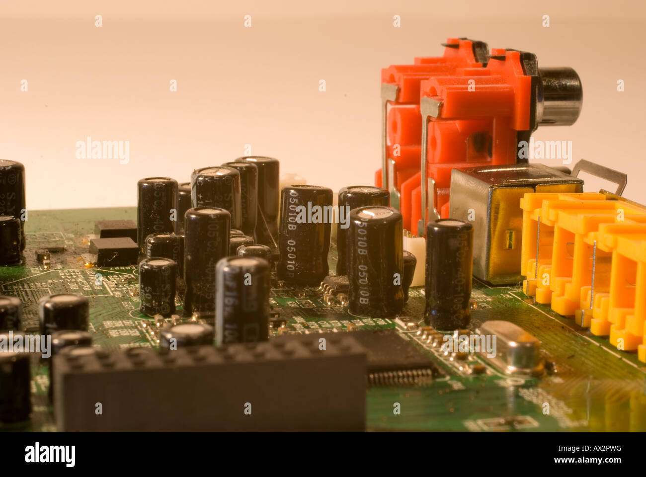 Capacitor capacitors pcb Banque de photographies et d’images à haute résolution - Alamy