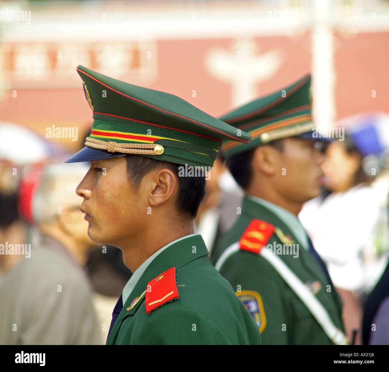 Gardes rouges sur la place tiananmen Banque de photographies et d ...