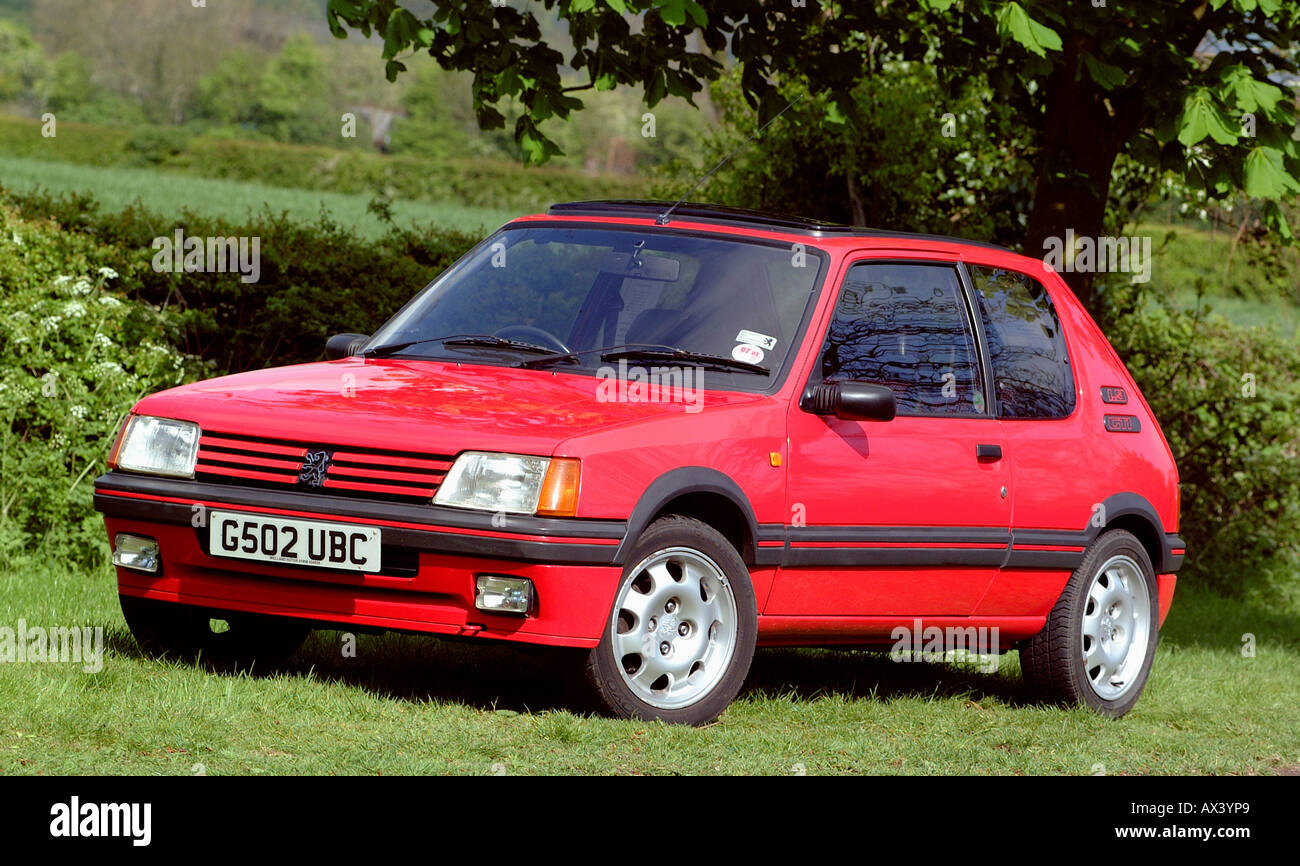 Peugeot 205 rouge Banque de photographies et d’images à haute ...