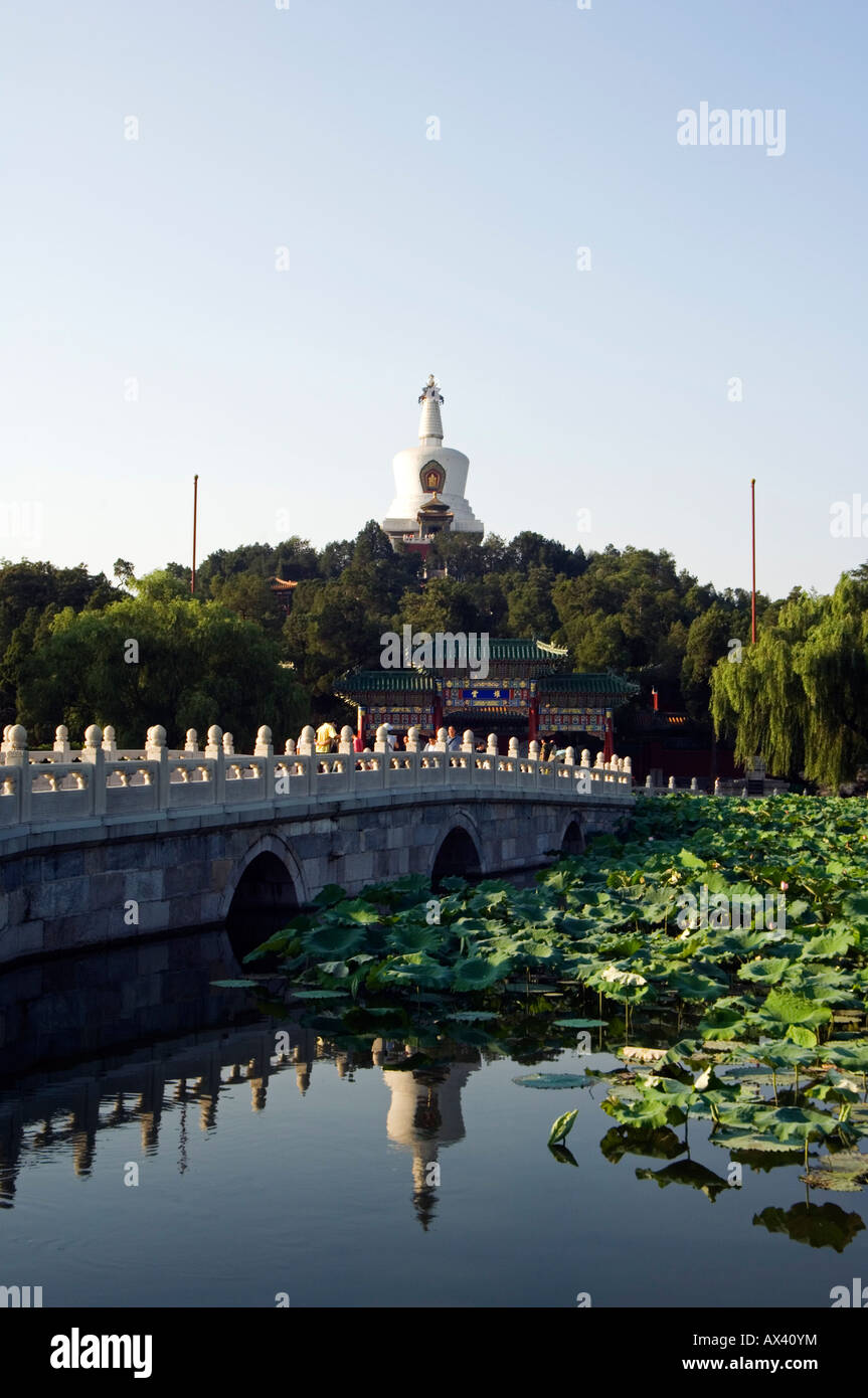 La Chine, Beijing, le parc Beihai. Baitai Dagoba blanc sur l'îlot de ...