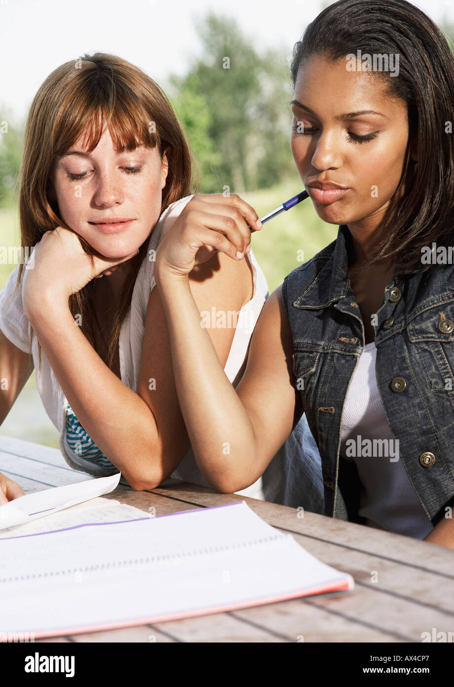 Yeux rouges pupille noire Banque de photographies et d’images à haute ...