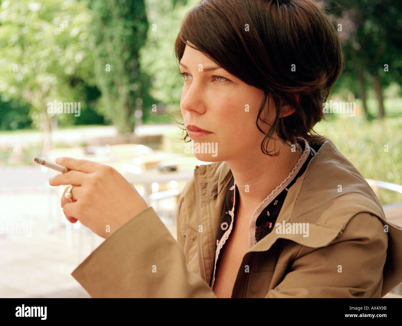 Woman smoking a cigarette Banque de photographies et d’images à haute ...