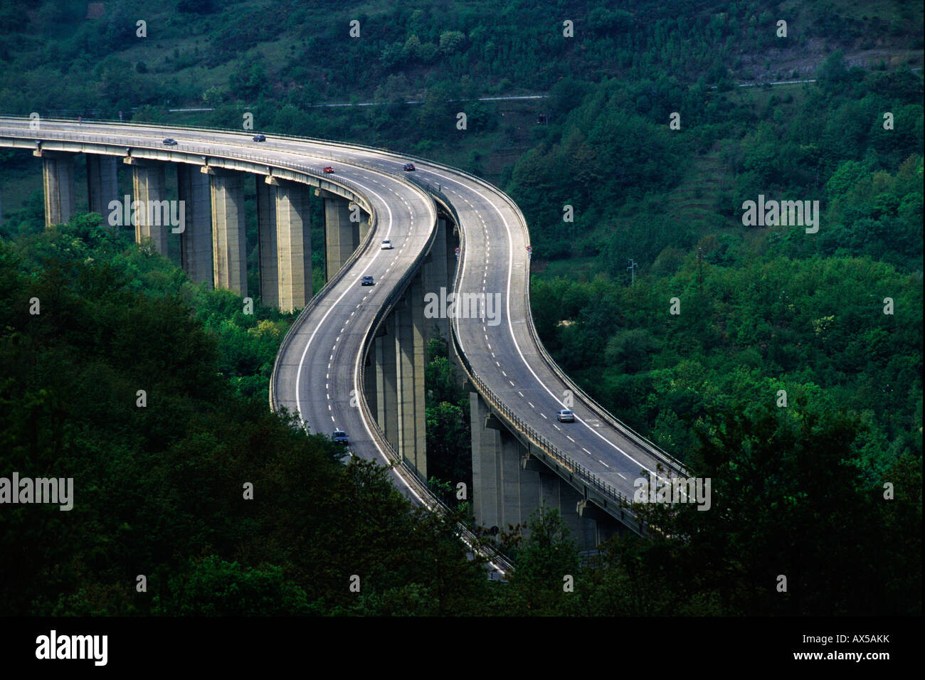 Viaduc autoroutier en italie Banque de photographies et d’images à ...