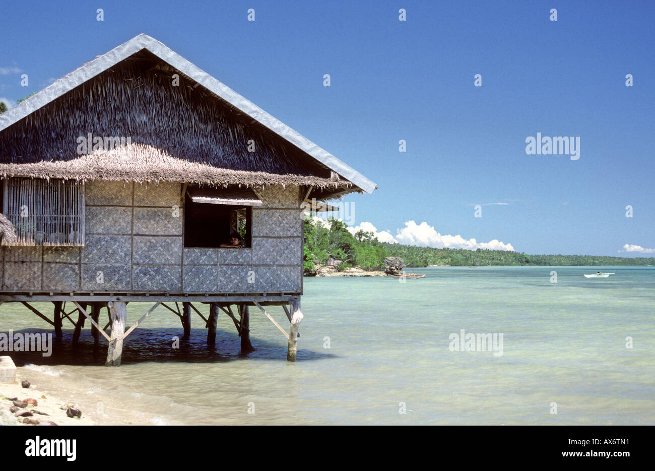 Maison sur pilotis au-dessus de l'eau Cebu Philippines Argao Photo ...