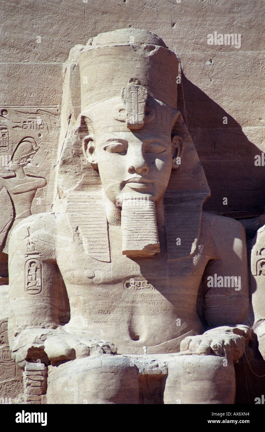 Statue colossale de Ramsès II, sur la façade du Grand Temple, Abou ... Statue colossale de Ramsès II, sur la façade du Grand Temple, Abou ...