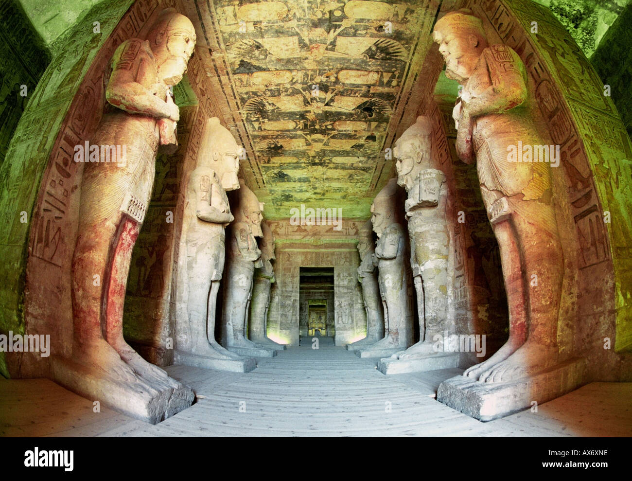 Des statues colossales de Ramsès II, bordant la route vers le ...