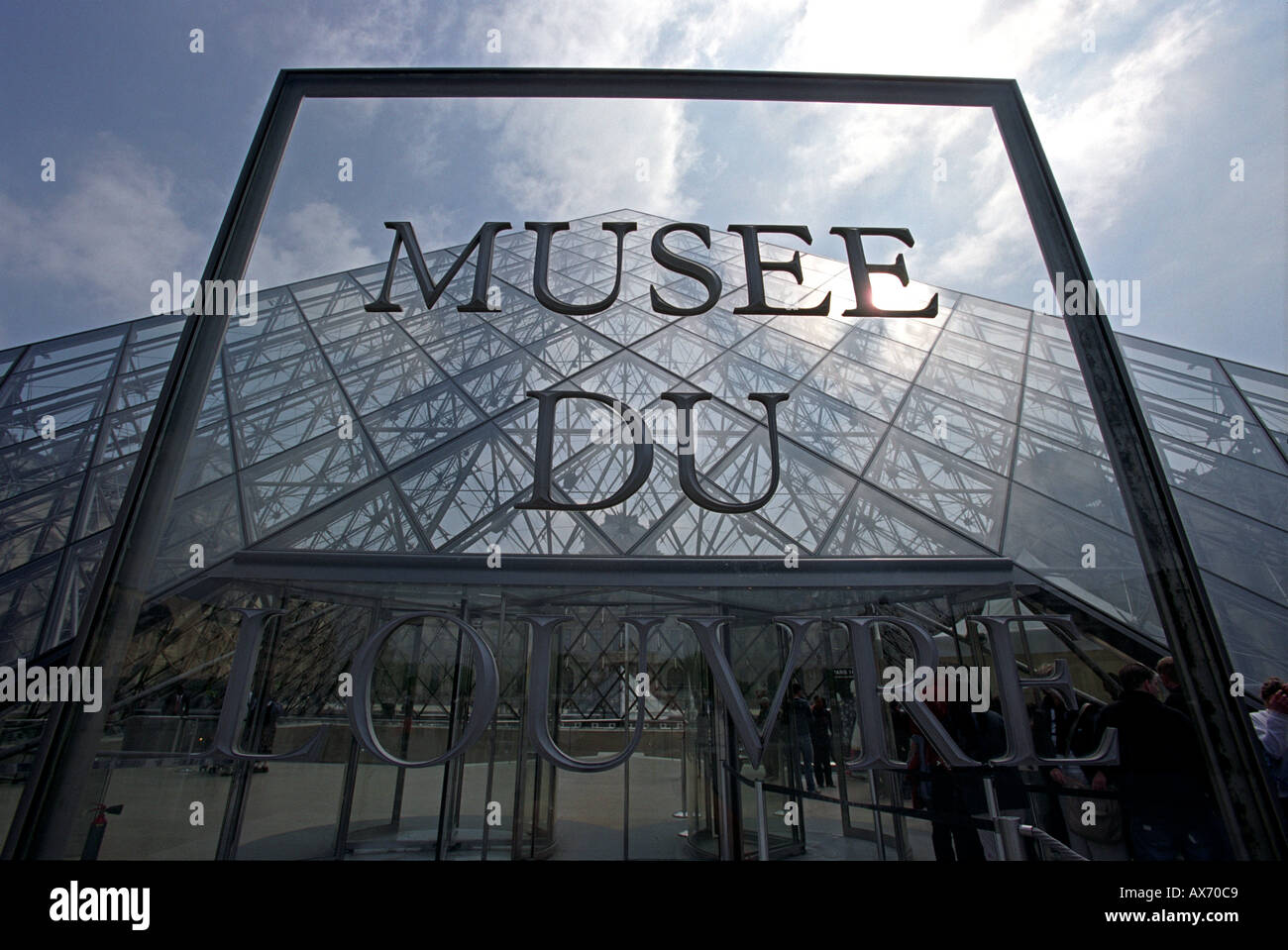Louvre museum entrance sign paris Banque de photographies et d’images à ...