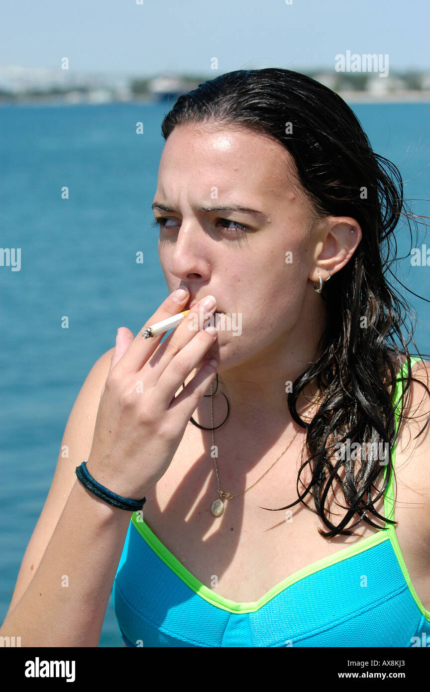 Fille ado qui fume Banque de photographies et d’images à haute ...