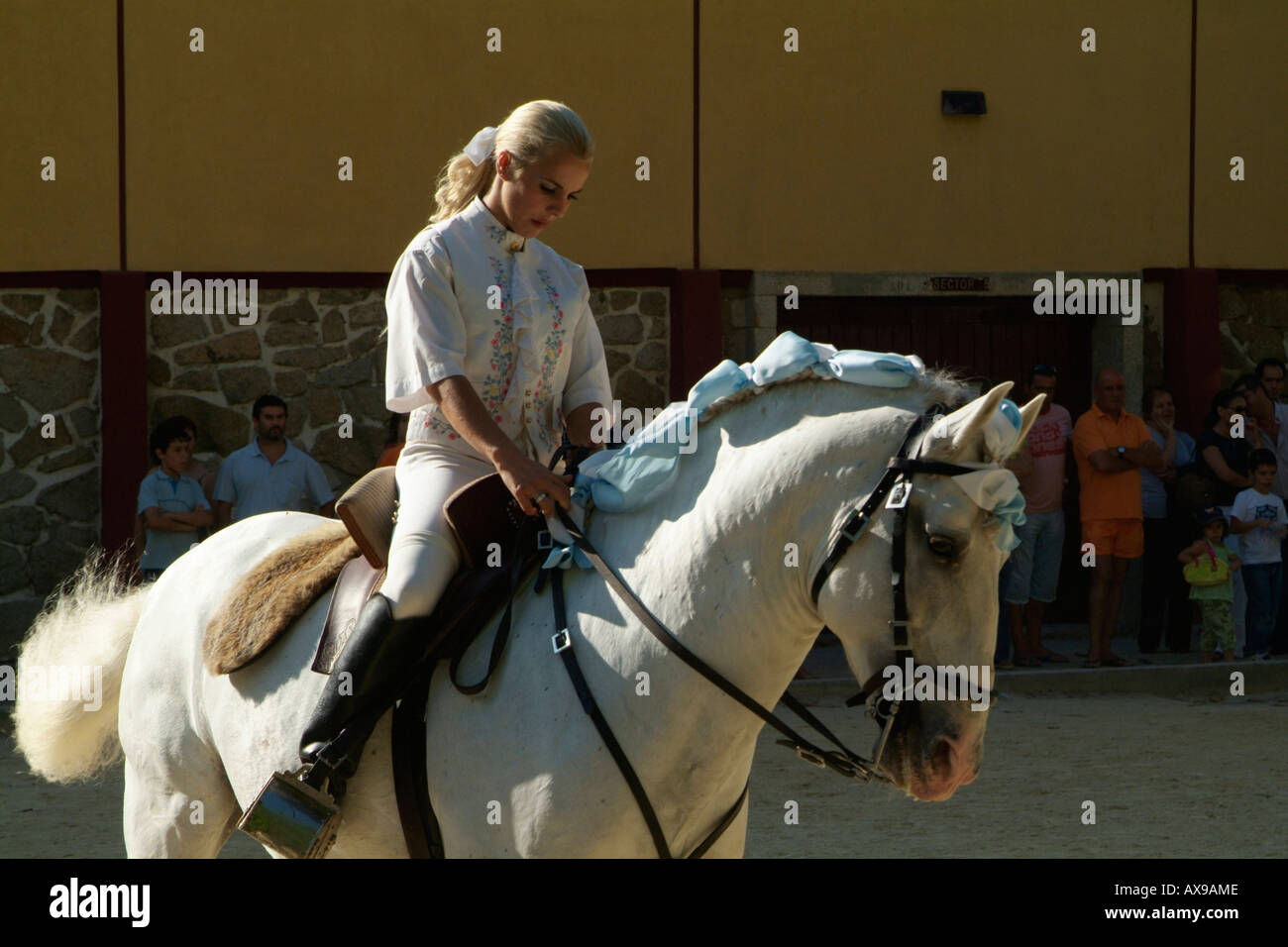 Female torero torera matador bull Banque de photographies et d’images à ...