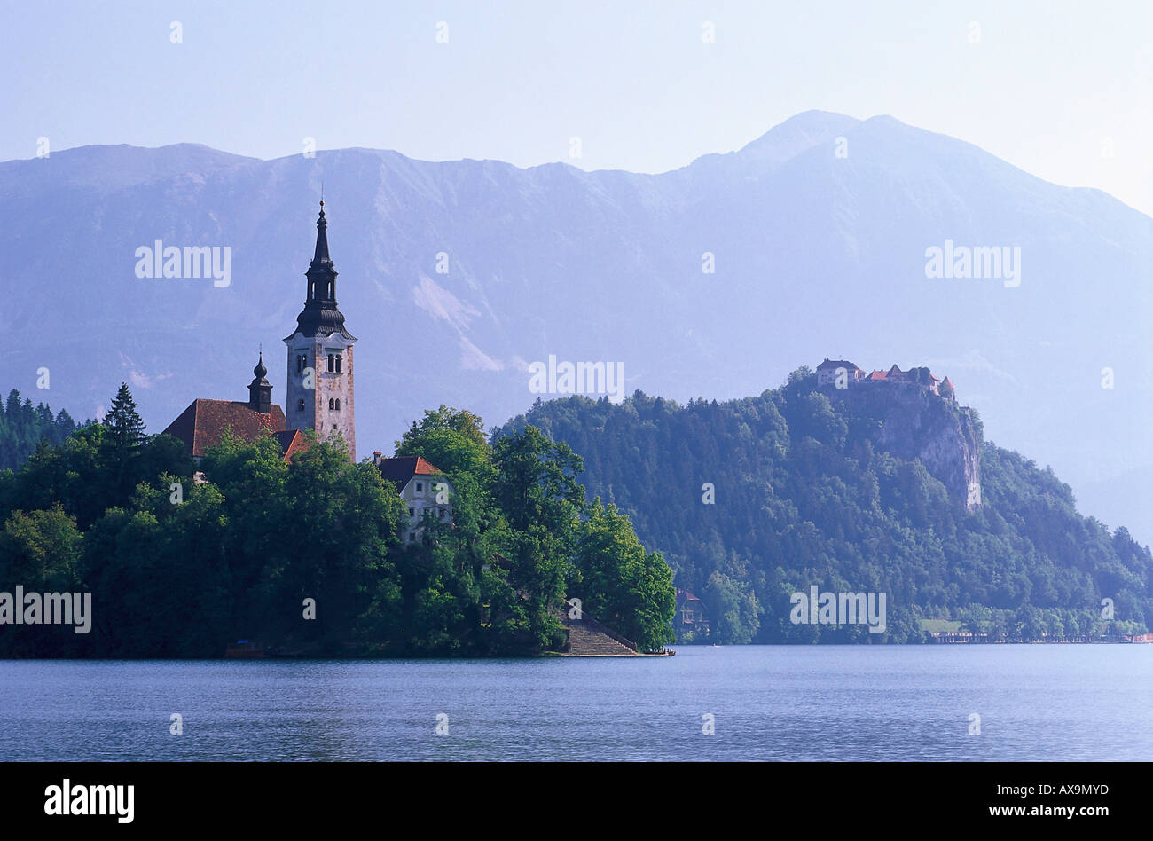 Le lac de Bled avec l'église de l'île, Bled, Slovénie Photo Stock - Alamy