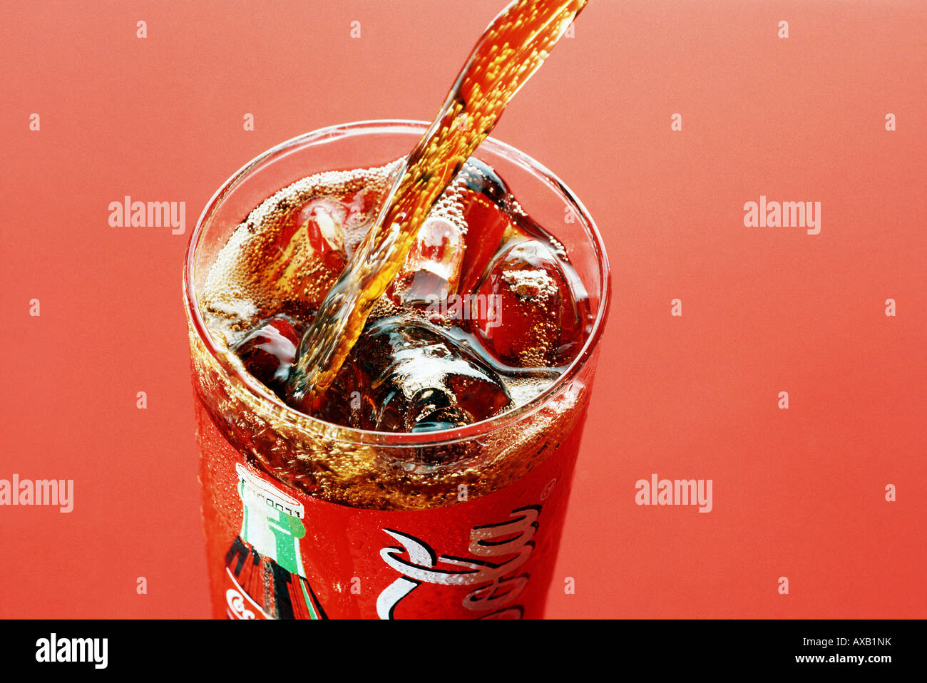 Pouring coca cola Banque de photographies et d’images à haute ...