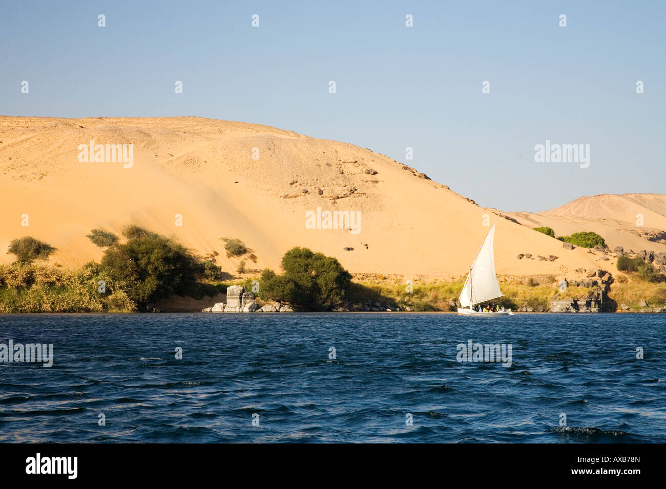 Bateau felouque sur le Nil à Assouan Haute Egypte Afrique du Nord Moyen ...