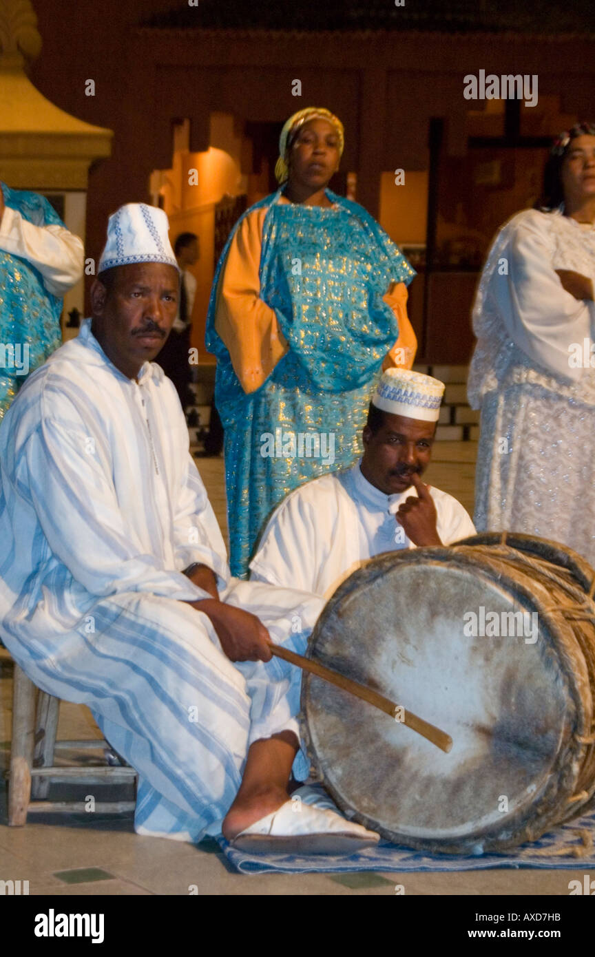 Berber man playing traditional music Banque de photographies et d ...