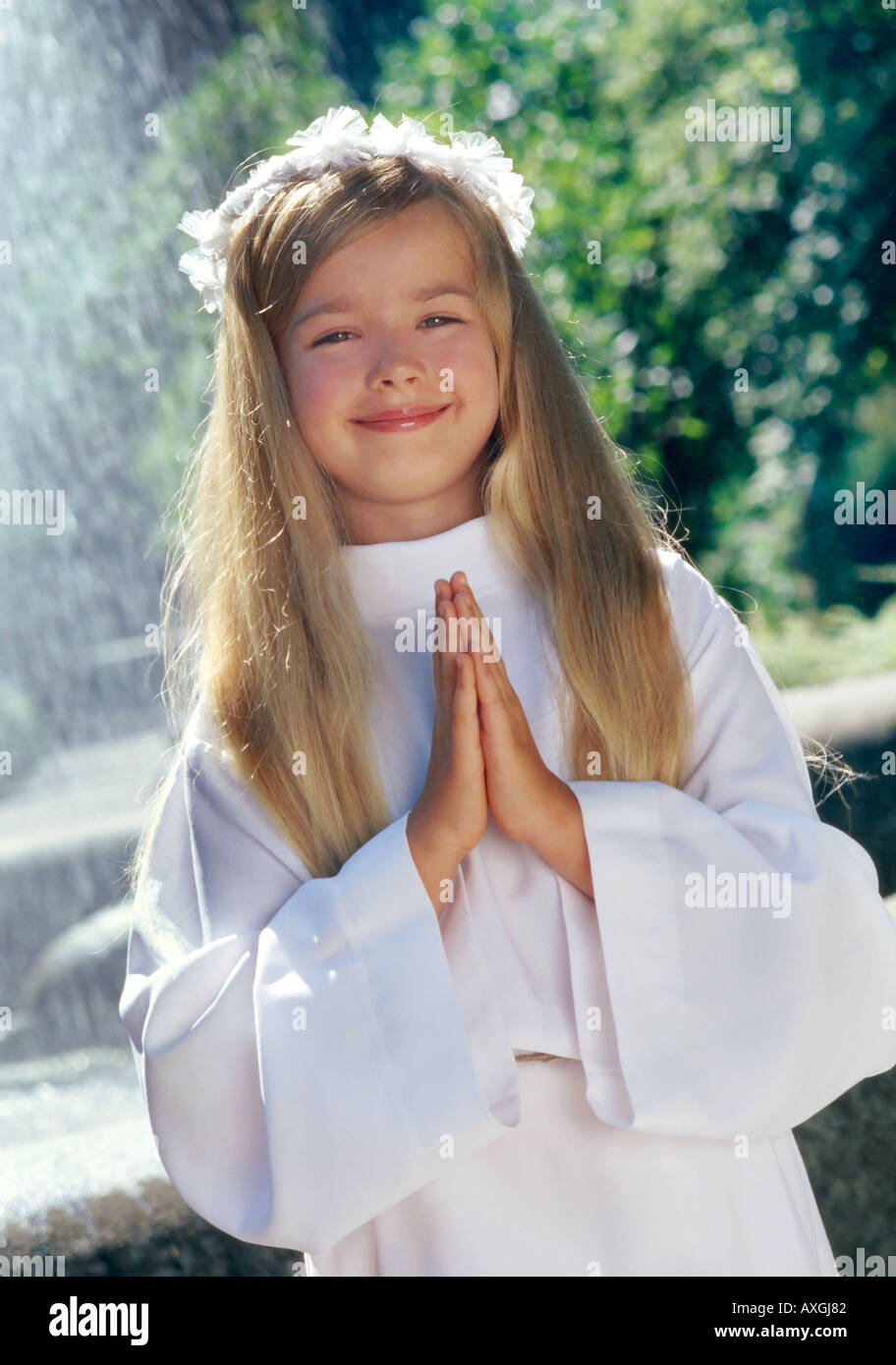 Holy communion girl Banque de photographies et d’images à haute résolution - Alamy