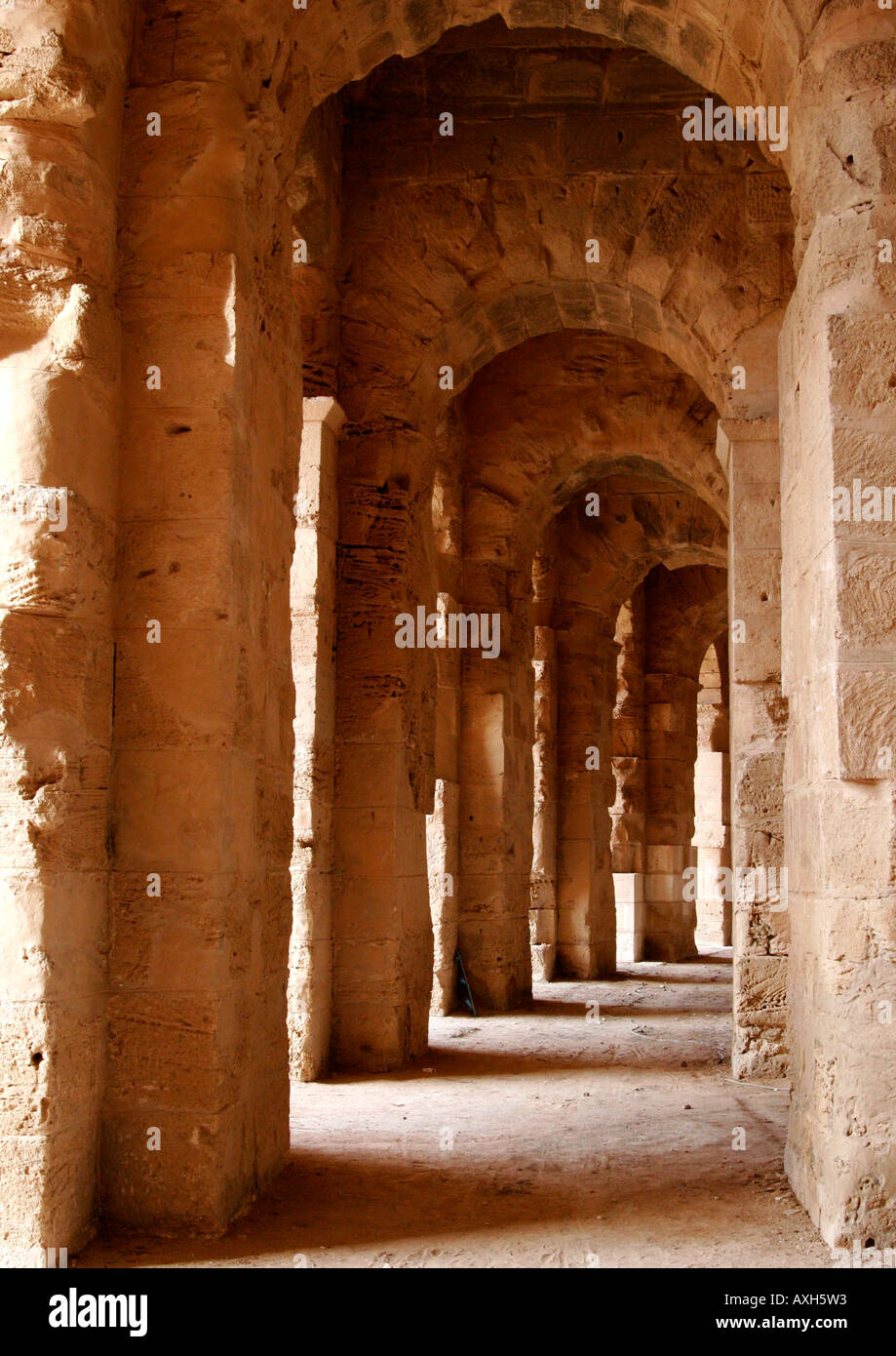 La grande arcade coridoor entourant l'Amphithéâtre Romain d'El Jem ...