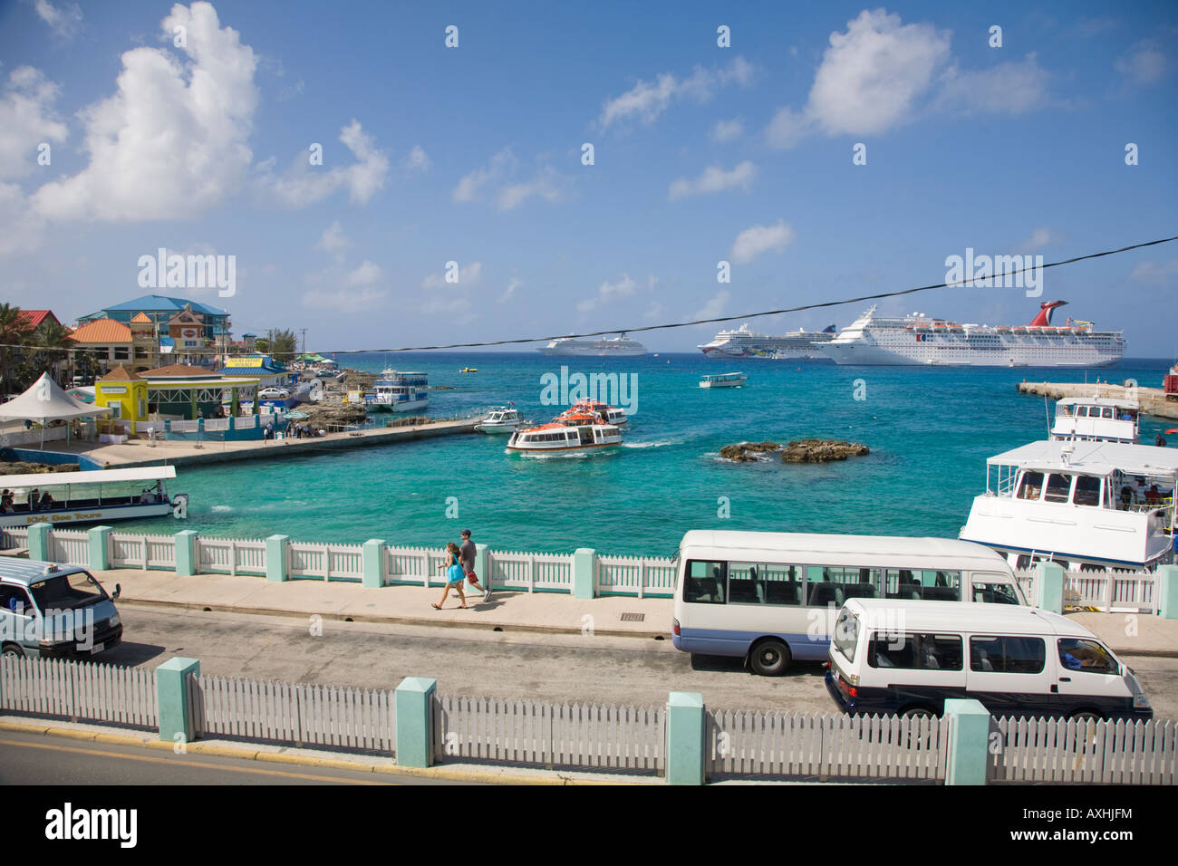 Waterfront et le quartier du port de Georgetown sur Grand Cayman Iles ...