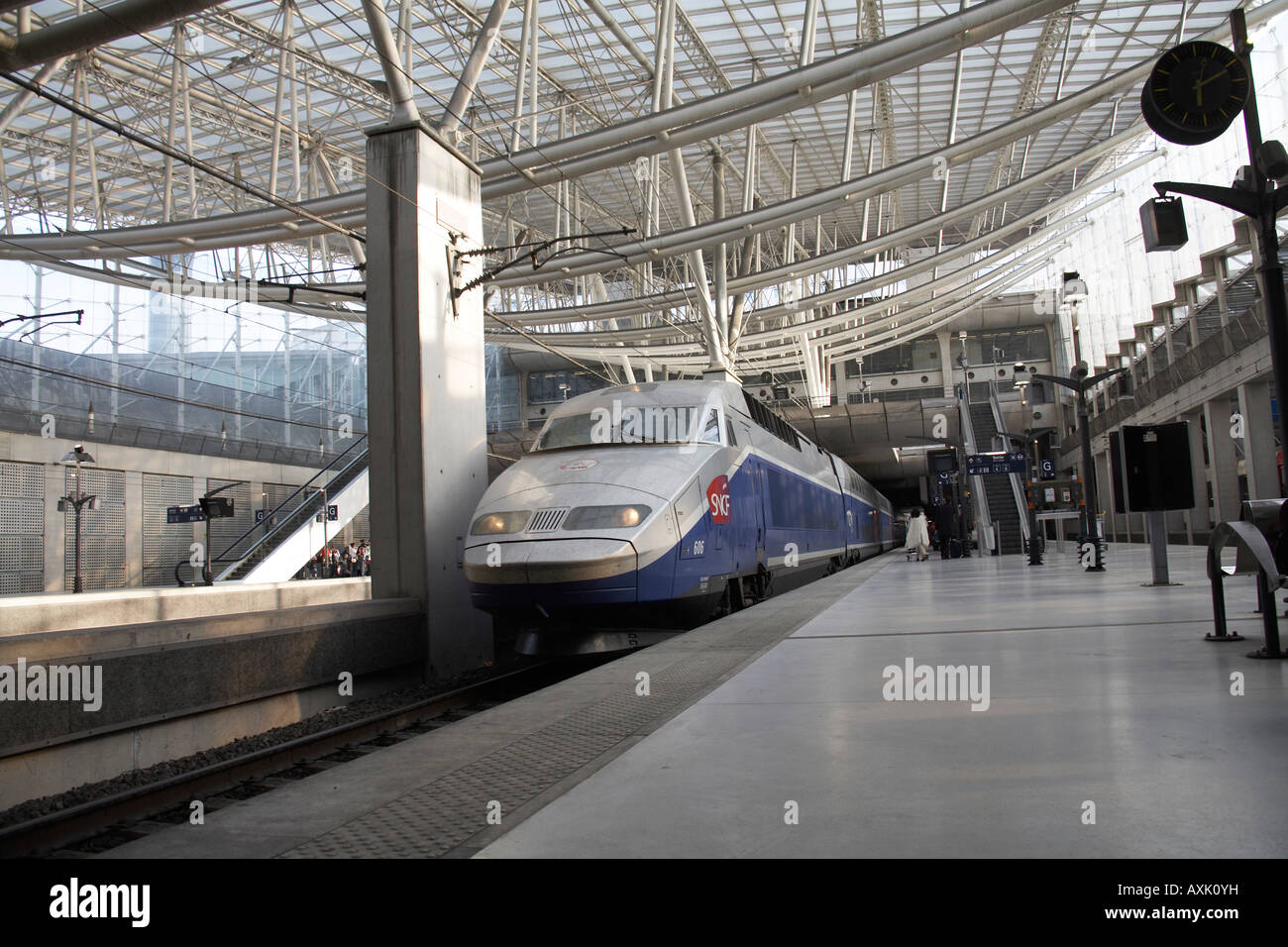 L'approche de la gare SNCF avec les passagers sur la plate-forme en ...