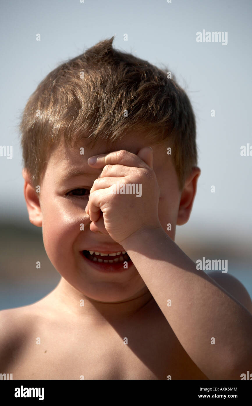 Miserable child crying Banque de photographies et d’images à haute ...