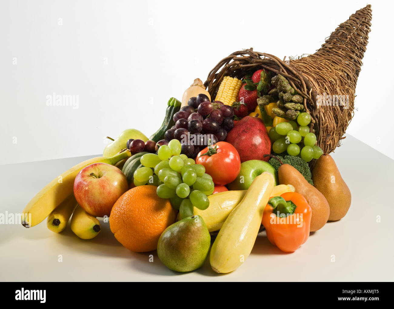 Corne d'abondance de fruits Banque de photographies et d’images à haute ...