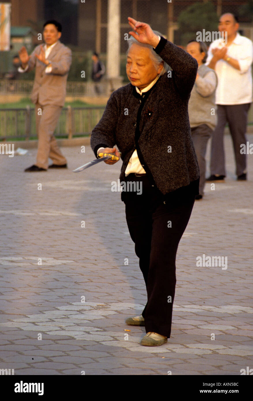 Femme Avec Epee Banque d'image et photos - Alamy