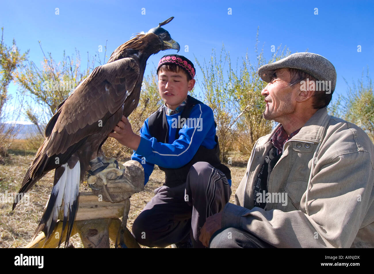 Un aigle hunter son aigle trains et enseigne à son fils l'ancien sport ...