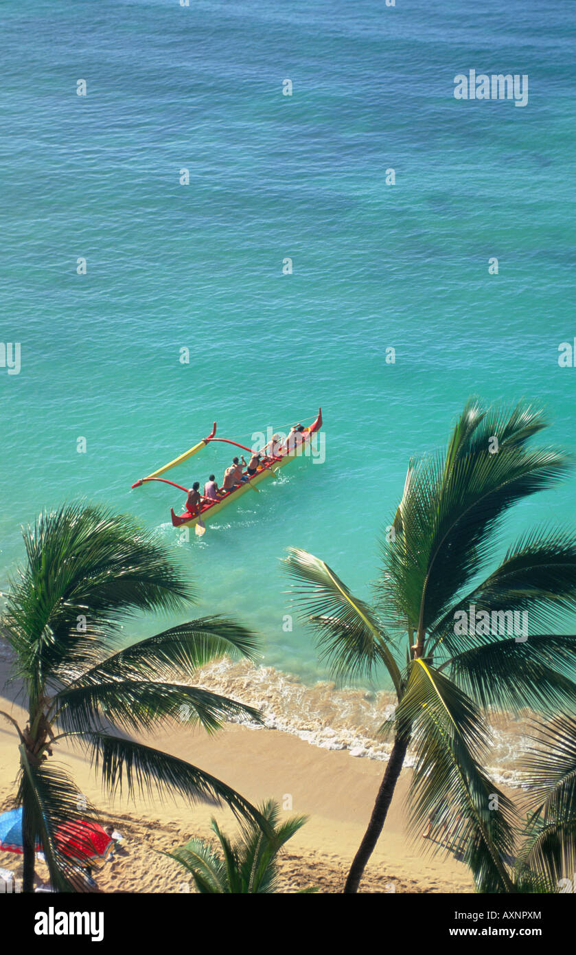 Waikiki beach with outrigger canoe Banque de photographies et d’images ...
