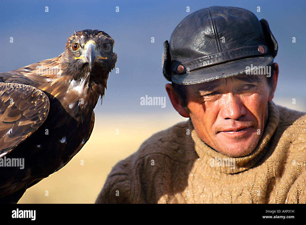 Un aigle hunter se prépare à démontrer son eagle pour les spectateurs ...