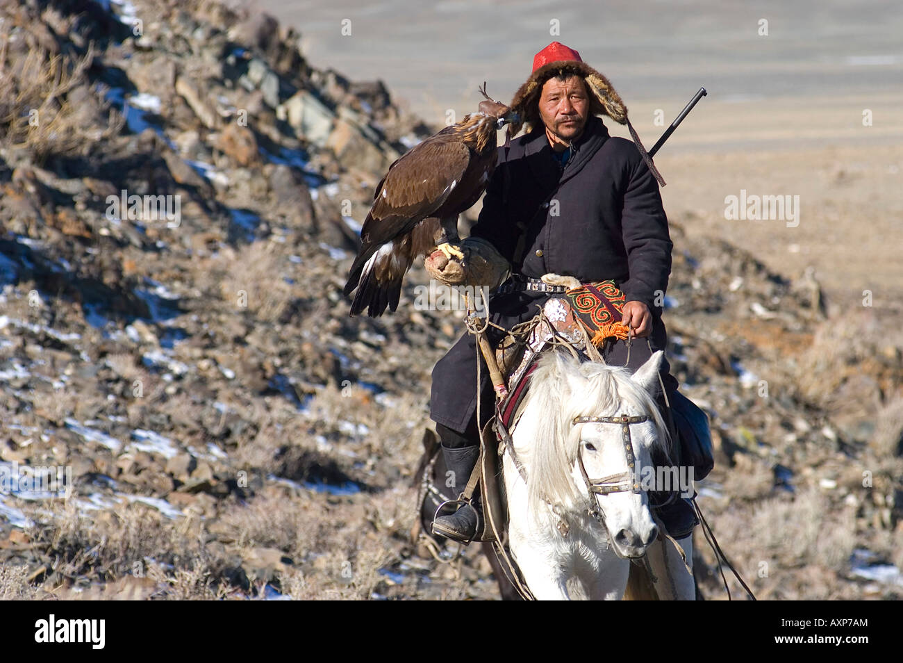 Un aigle hunter se prépare à démontrer son eagle pour les spectateurs ...