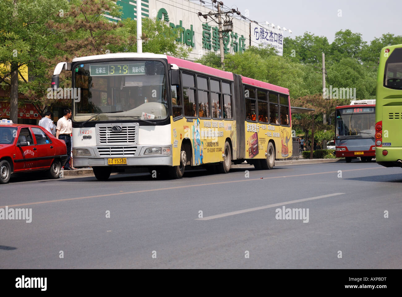 Nombre d'autobus articulés 379 Pearl Street Dongjie en Asie Chine Pékin ...