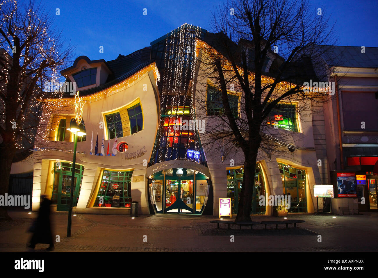 Maison tordue krzywy domek Banque de photographies et d’images à haute résolution - Alamy
