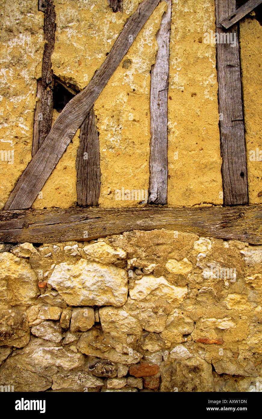 Colombage. Bâtiment rural à colombages. France, Vallée de la Dordogne ...