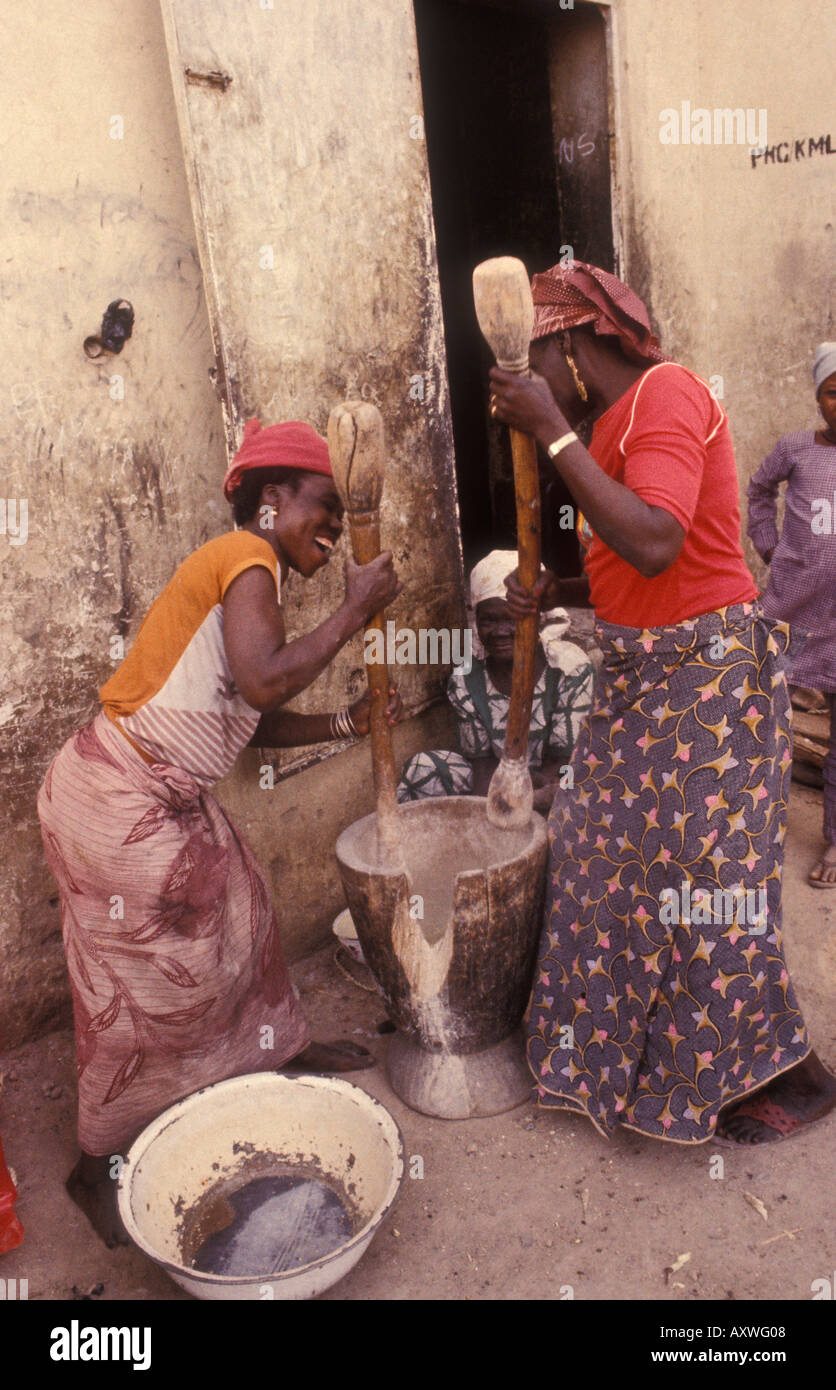 Women pounding millet Banque de photographies et d’images à haute ...