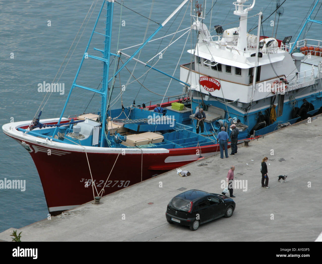 Un chalutier espagnol dans le port de Bermeo un port de pêche basque en ...
