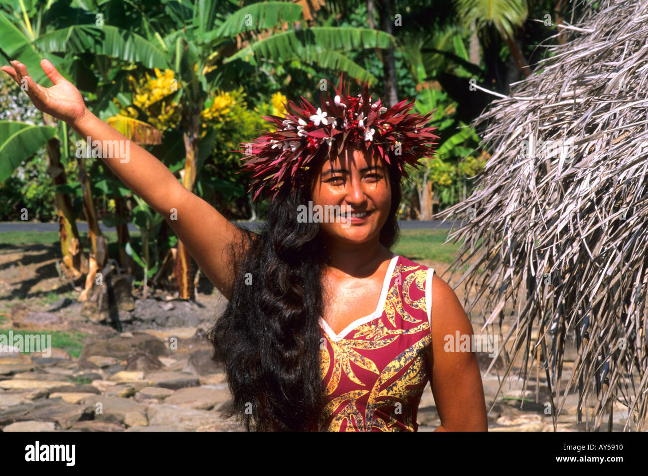 Marae Ahu Native Woman à Huahine Tahiti Polynésie Française Photo Stock ...