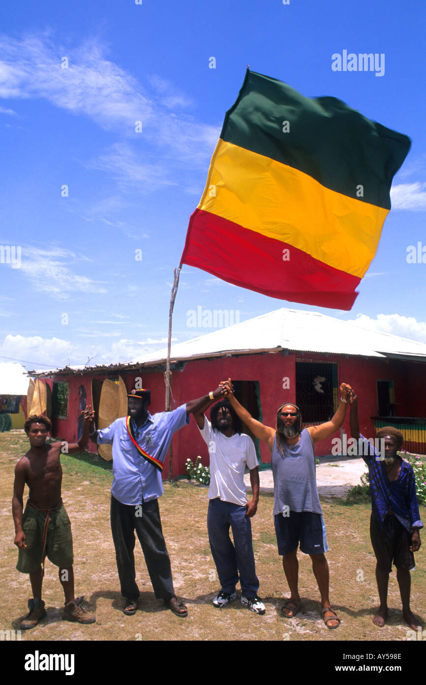 Jamaica trelawny beach rastafarian hommes avec drapeau Banque de ...