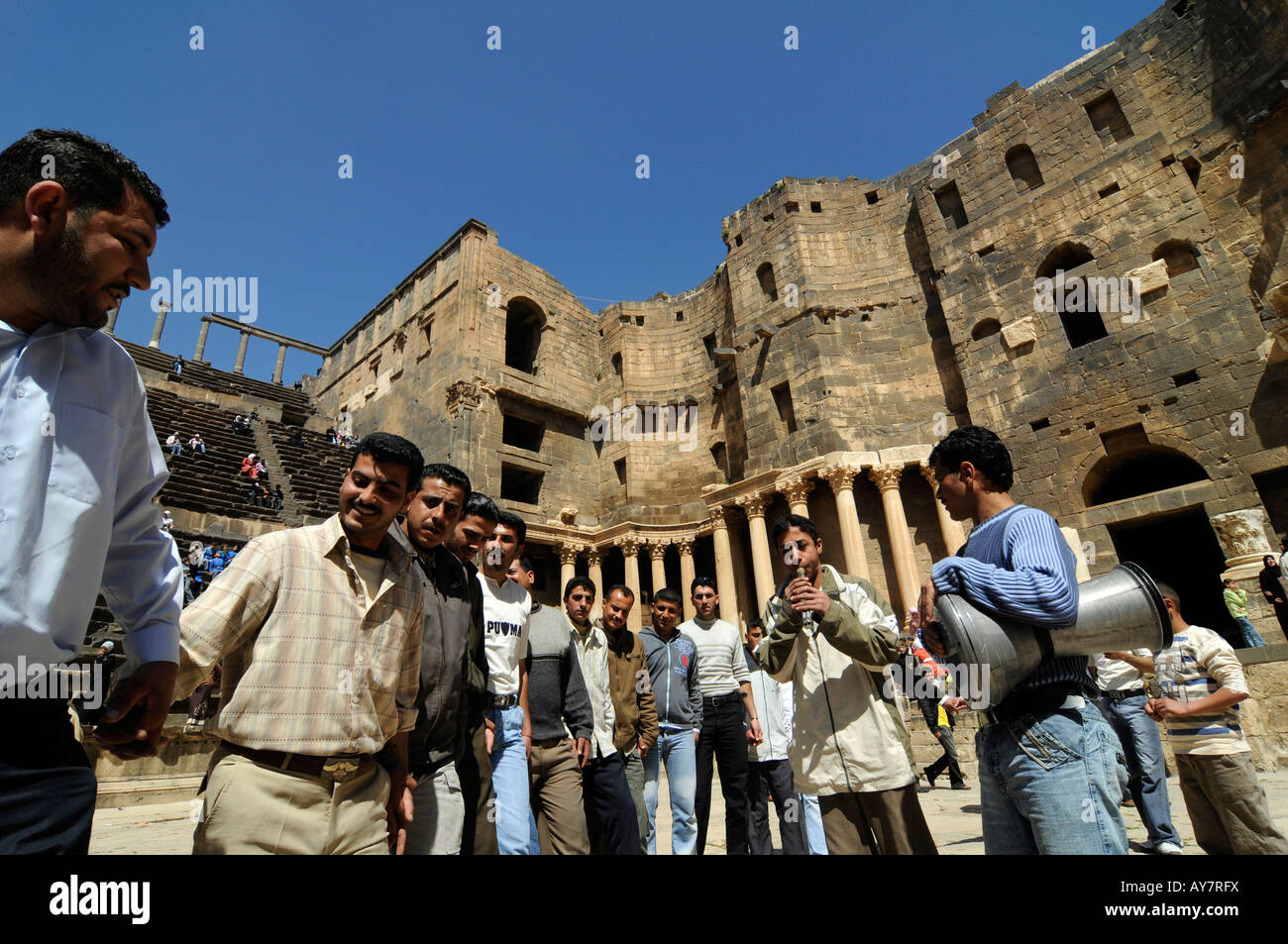 Peuple syrien célèbre et la danse de l'ancien amphithéâtre romain, à ...