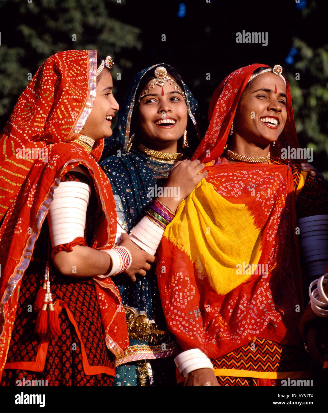 Indian women wearing colourful traditional sari Banque de photographies ...