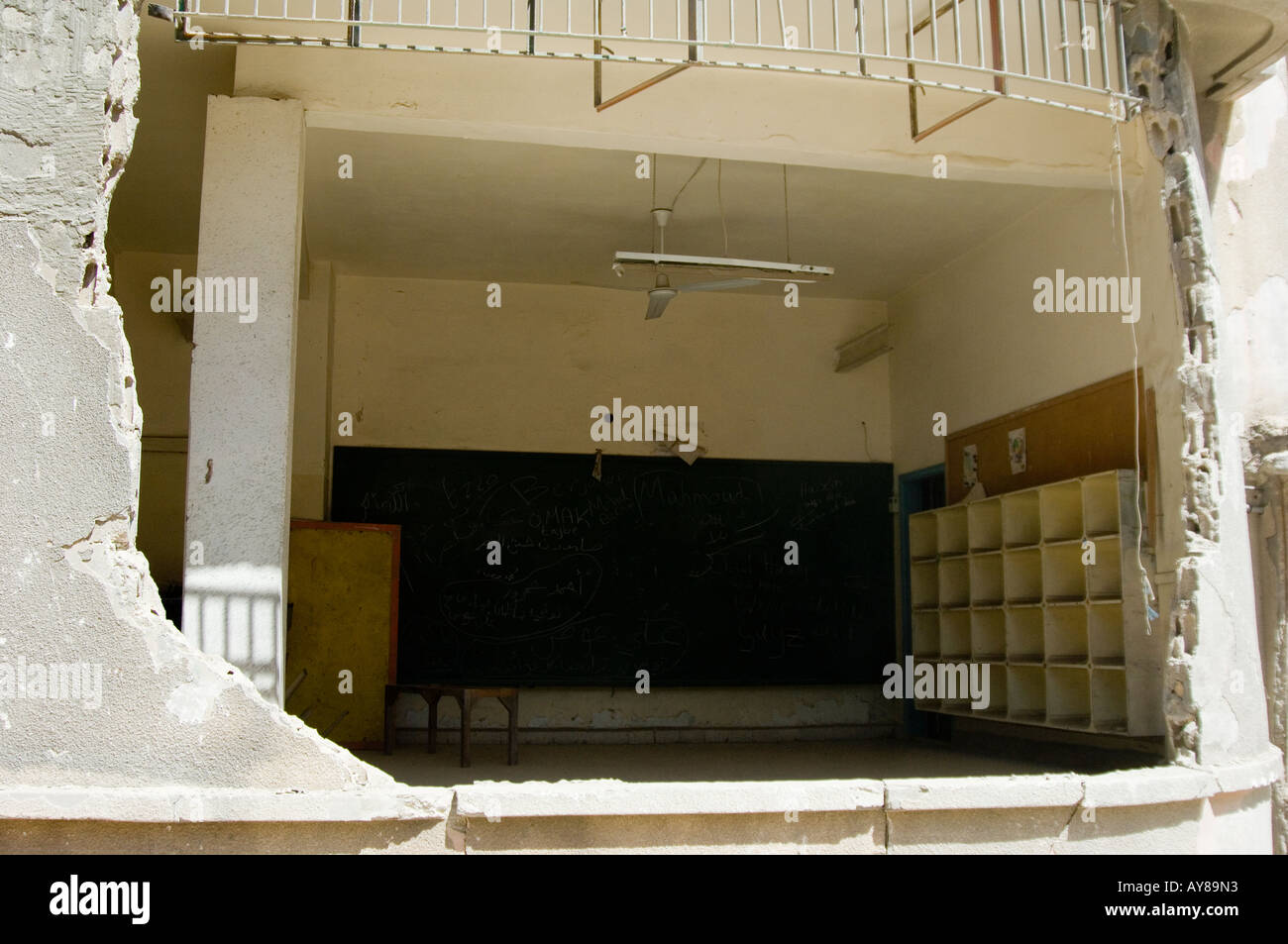 Classroom destruction destroyed Banque de photographies et d’images à ...