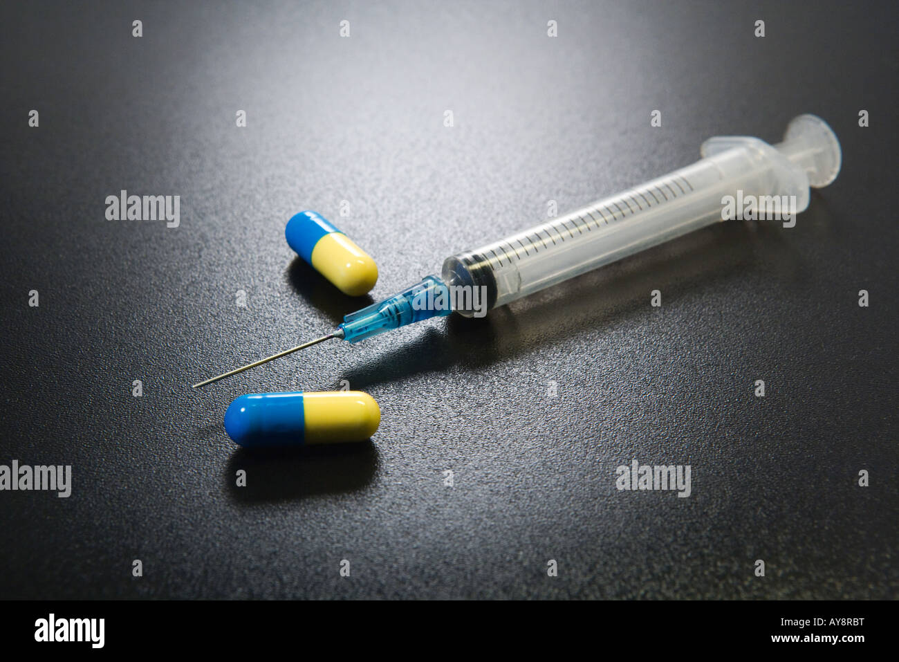 La seringue et capsules, close-up Photo Stock - Alamy