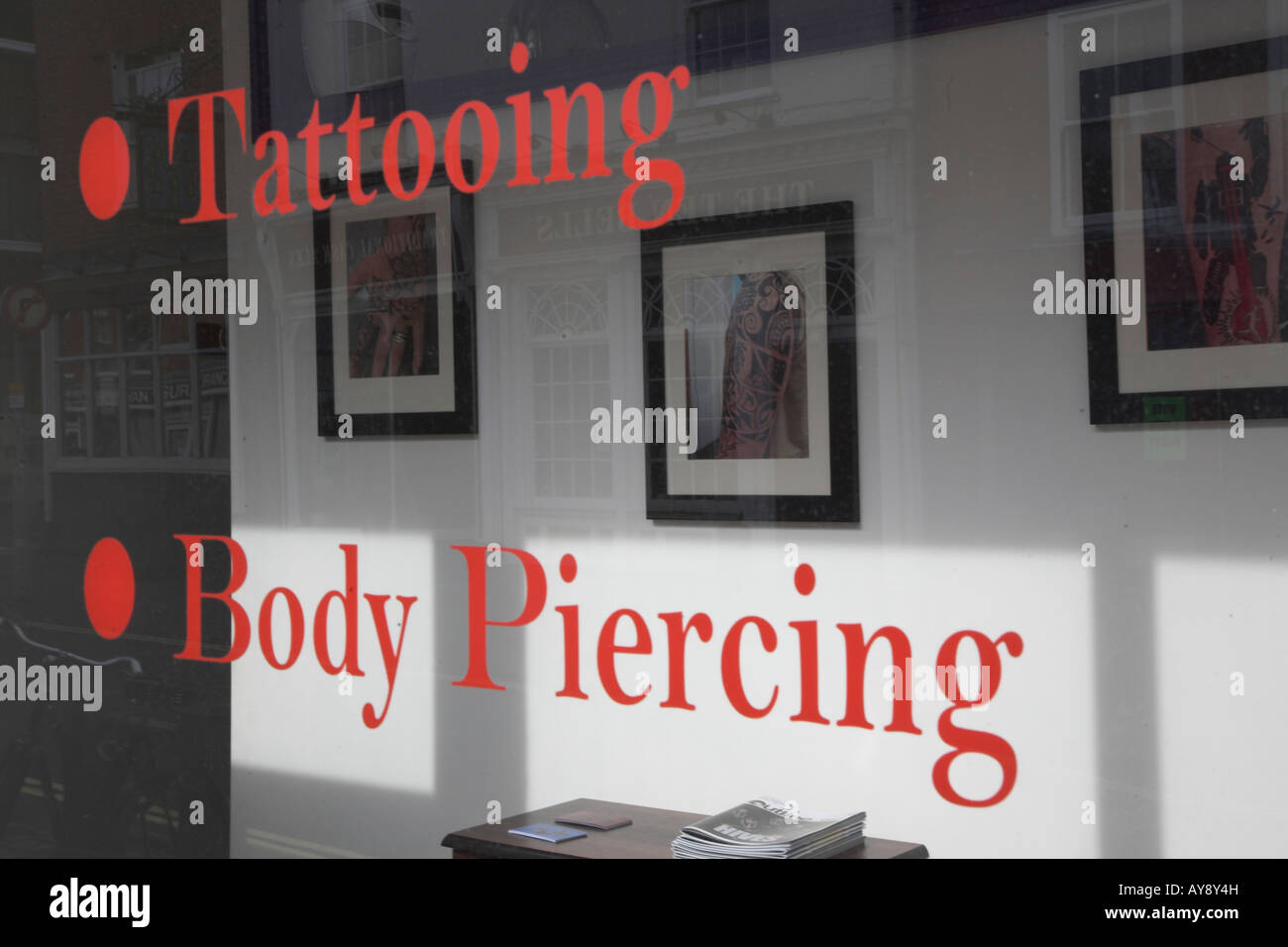 Tatouage piercing Banque de photographies et d’images à haute ...