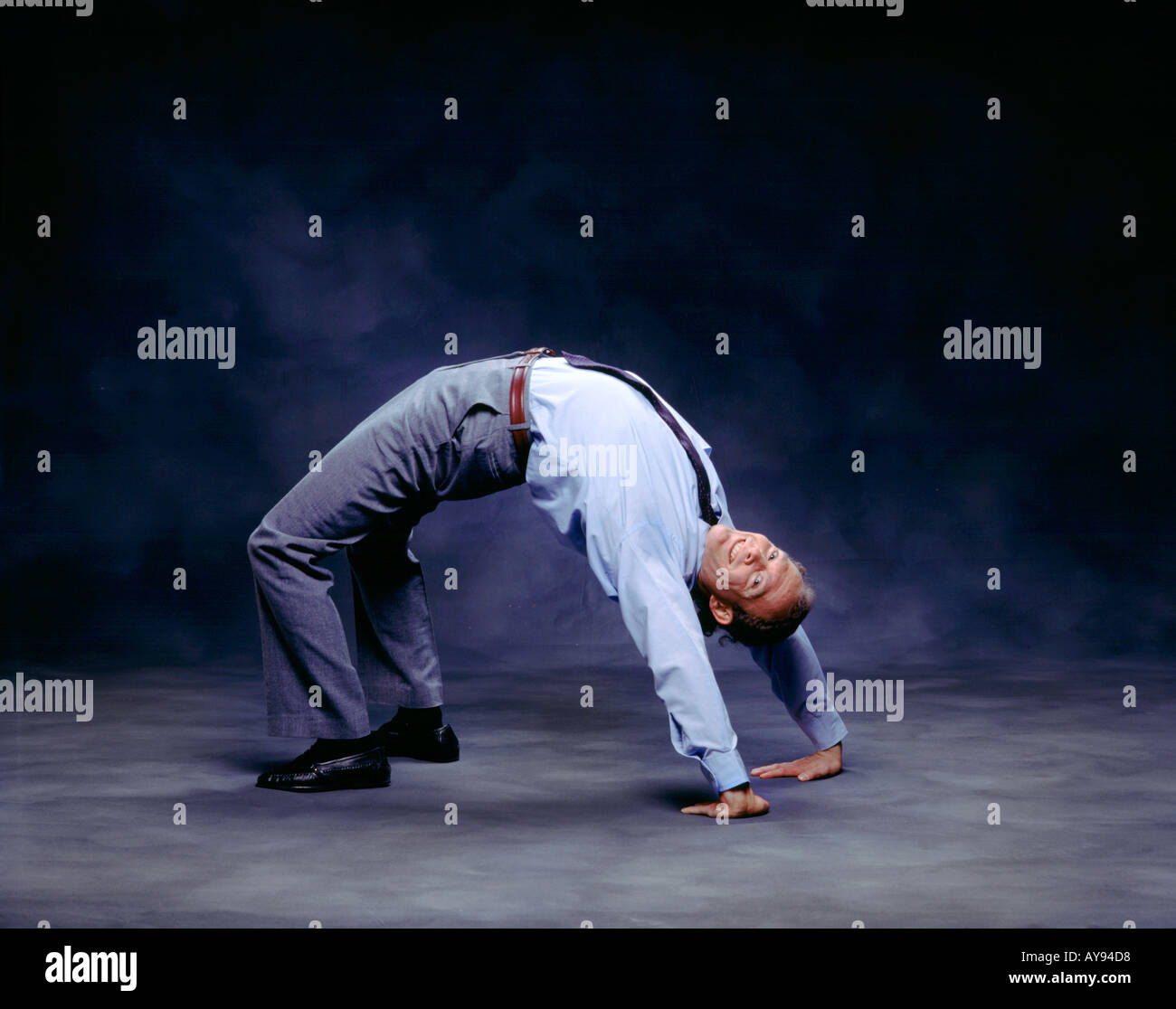 Bending over backwards Banque de photographies et d’images à haute ...