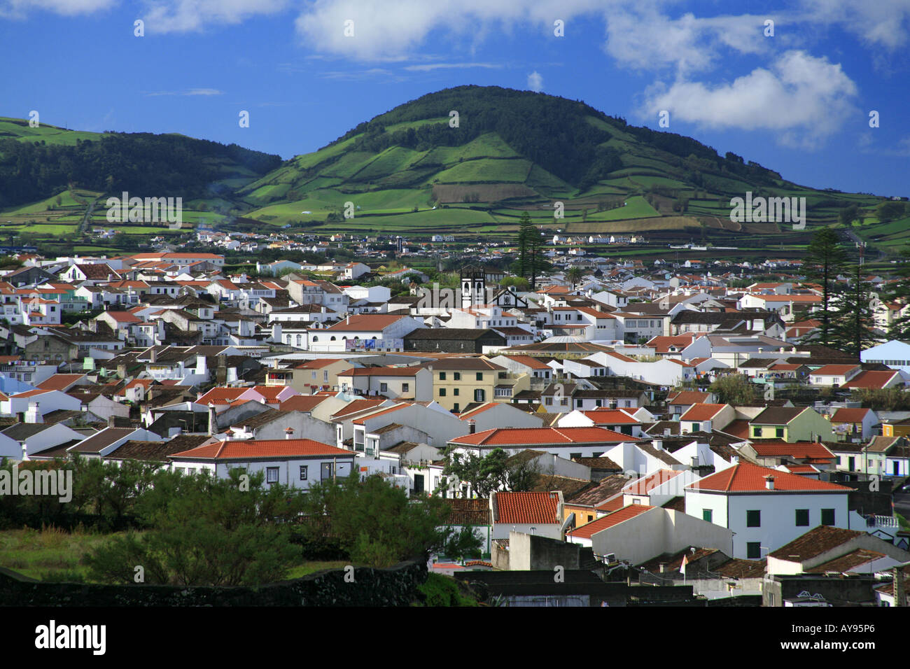 La ville des Açores de Ribeira Grande, dans l'île de Sao Miguel. Açores ...