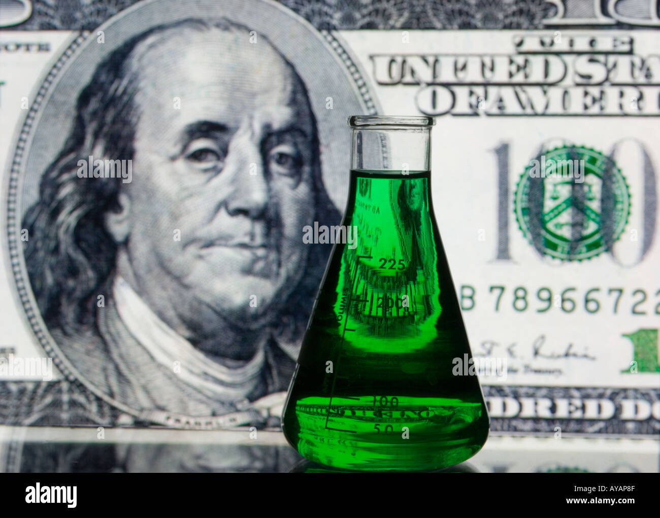Bécher Erlenmeyer en face d'une centaine de dollars US illustrant le ... Bécher Erlenmeyer en face d'une centaine de dollars US illustrant le ...