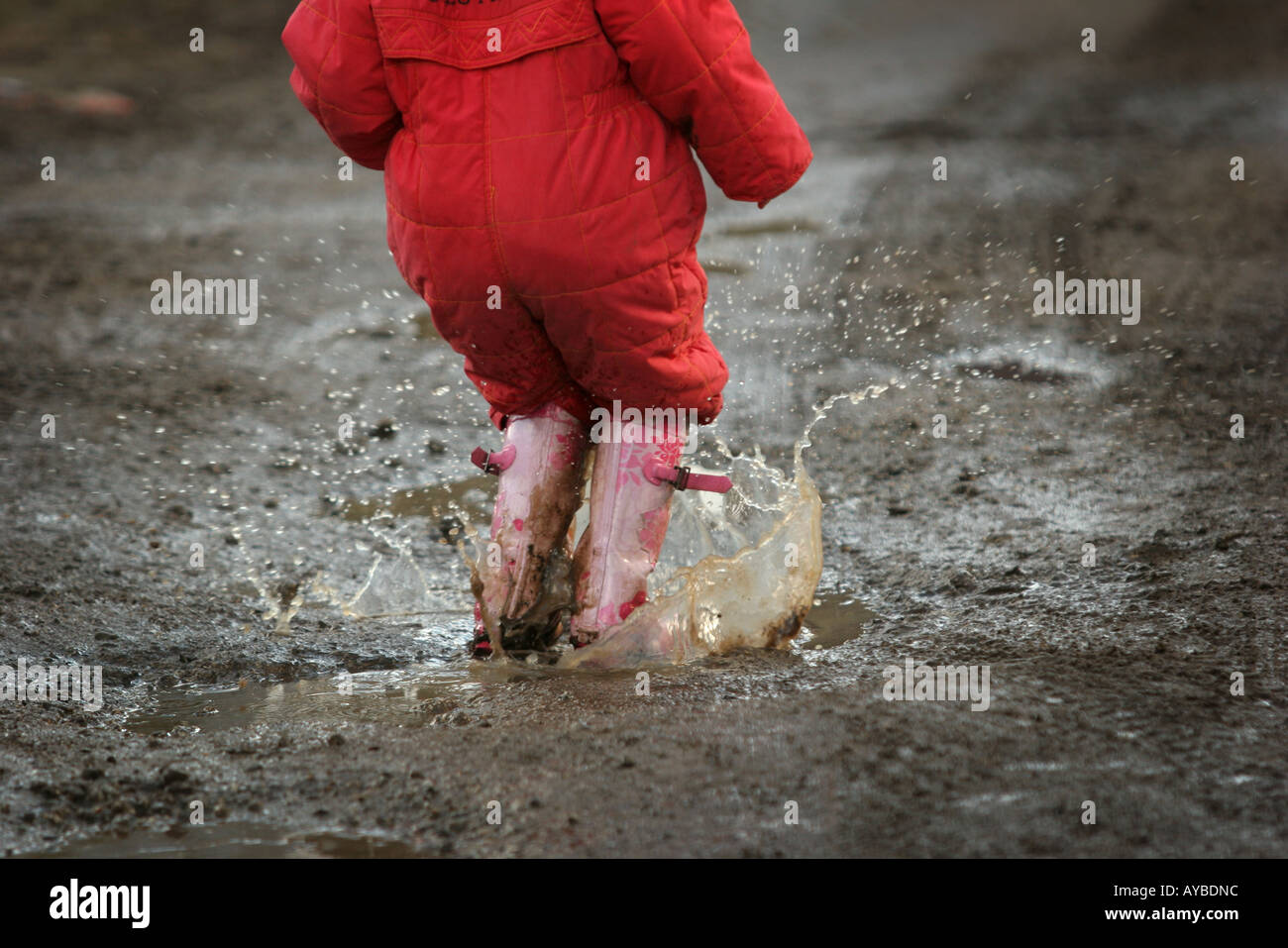 Sauter dans une flaque d'eau Banque de photographies et d’images à ...