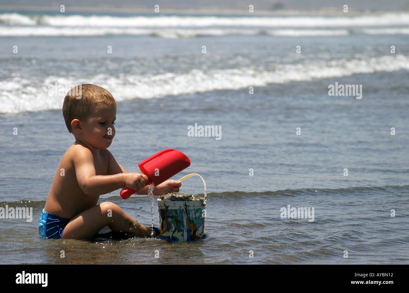 Bébé à la plage Banque de photographies et d’images à haute résolution ...