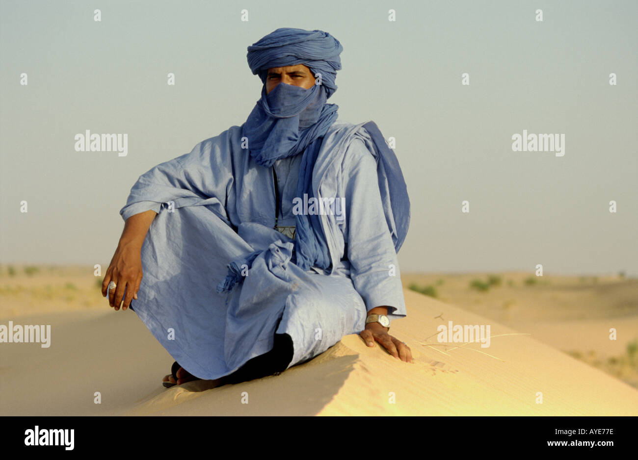 Touareg homme assis sur une dune de sable Sahara Mali Afrique de l ...